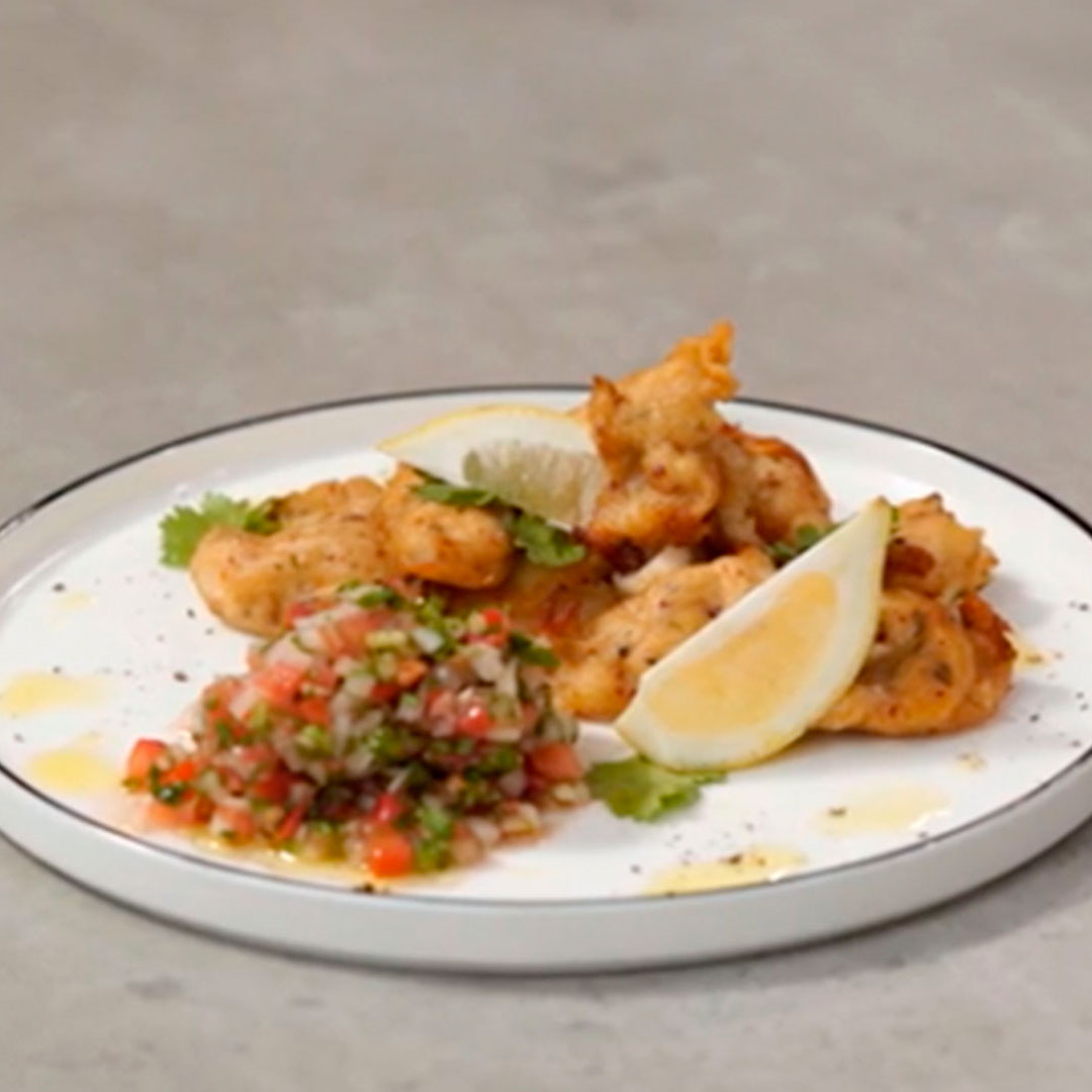 Calugas de Pescado frito con pebre | Tastemade