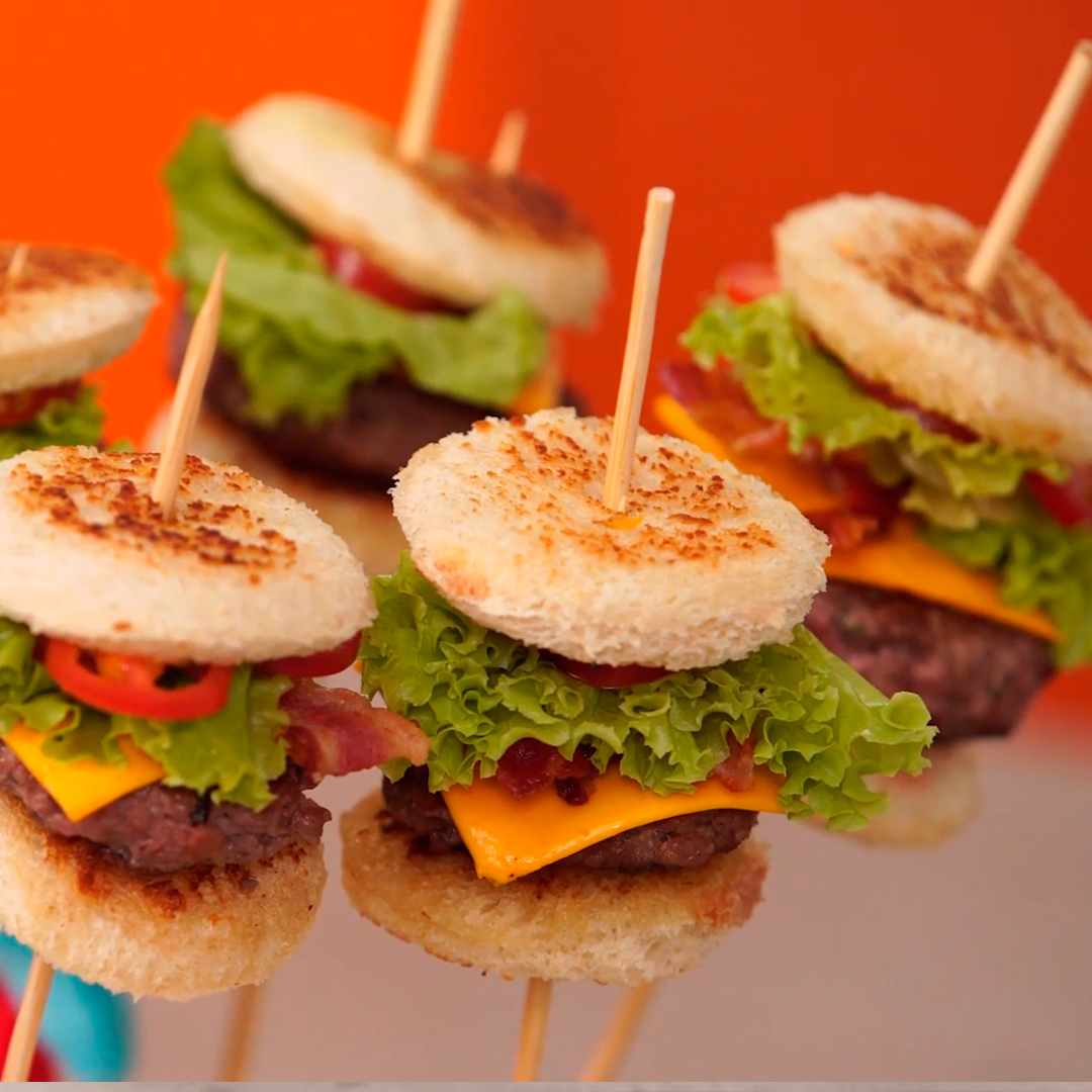 Mini brochetas de hamburguesa | Tastemade
